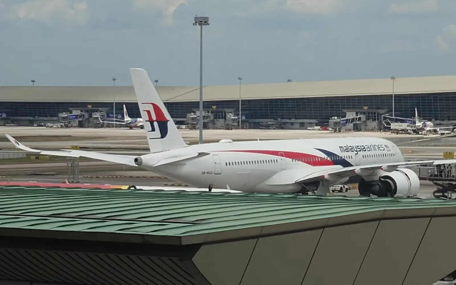 Malaysia Airlines flight returns to Paris after engine indication anomaly