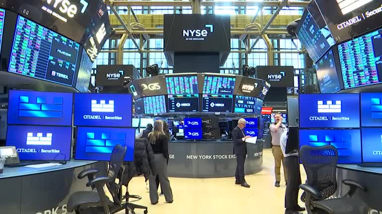 S&P 500 ends lower, AI stocks buoy Nasdaq