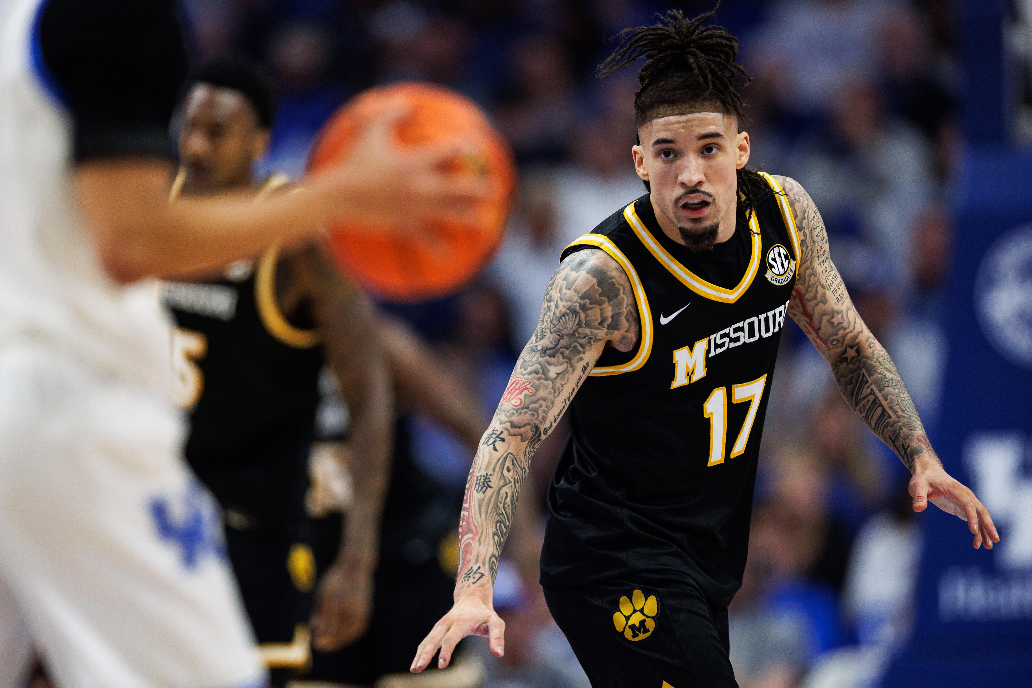 Missouri basketball has halftime lead over Kentucky on the road. Live ...
