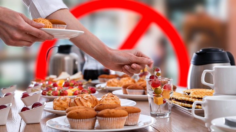 17 mistakes people make at the hotel breakfast buffet