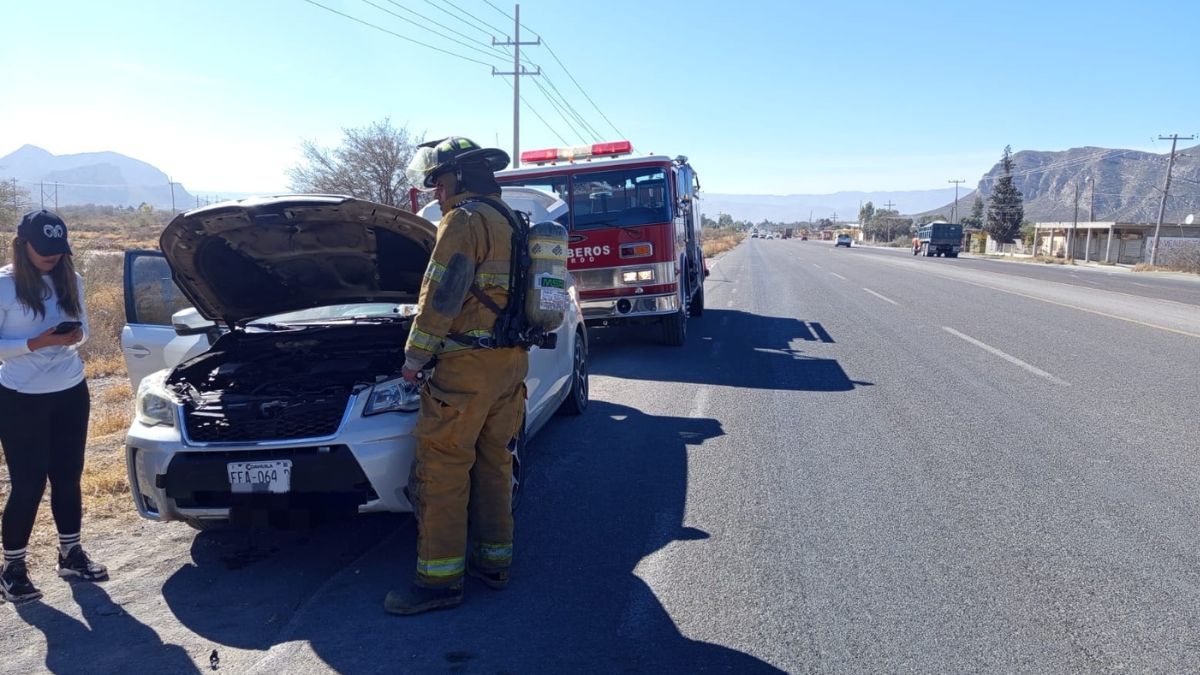 Falla mecánica provoca incendio de vehículo en plena carretera de Lerdo