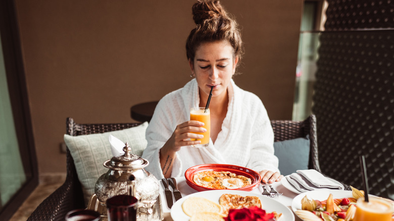 17 mistakes people make at the hotel breakfast buffet