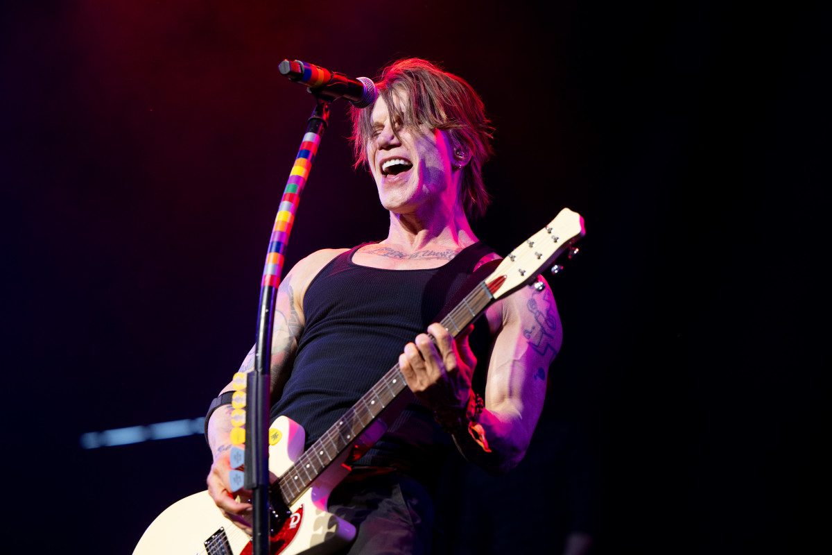 '90s rock icon wows with a cappella version of 28-year-old classic