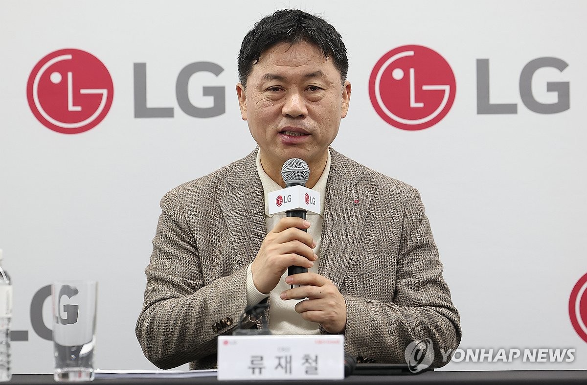 LG Electronics chief attends press conference