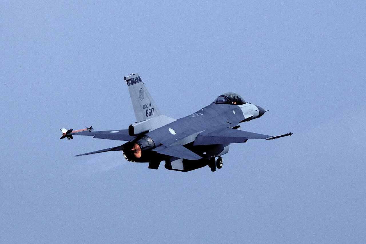 Taiwanese F-16 crashes into the sea during night operation
