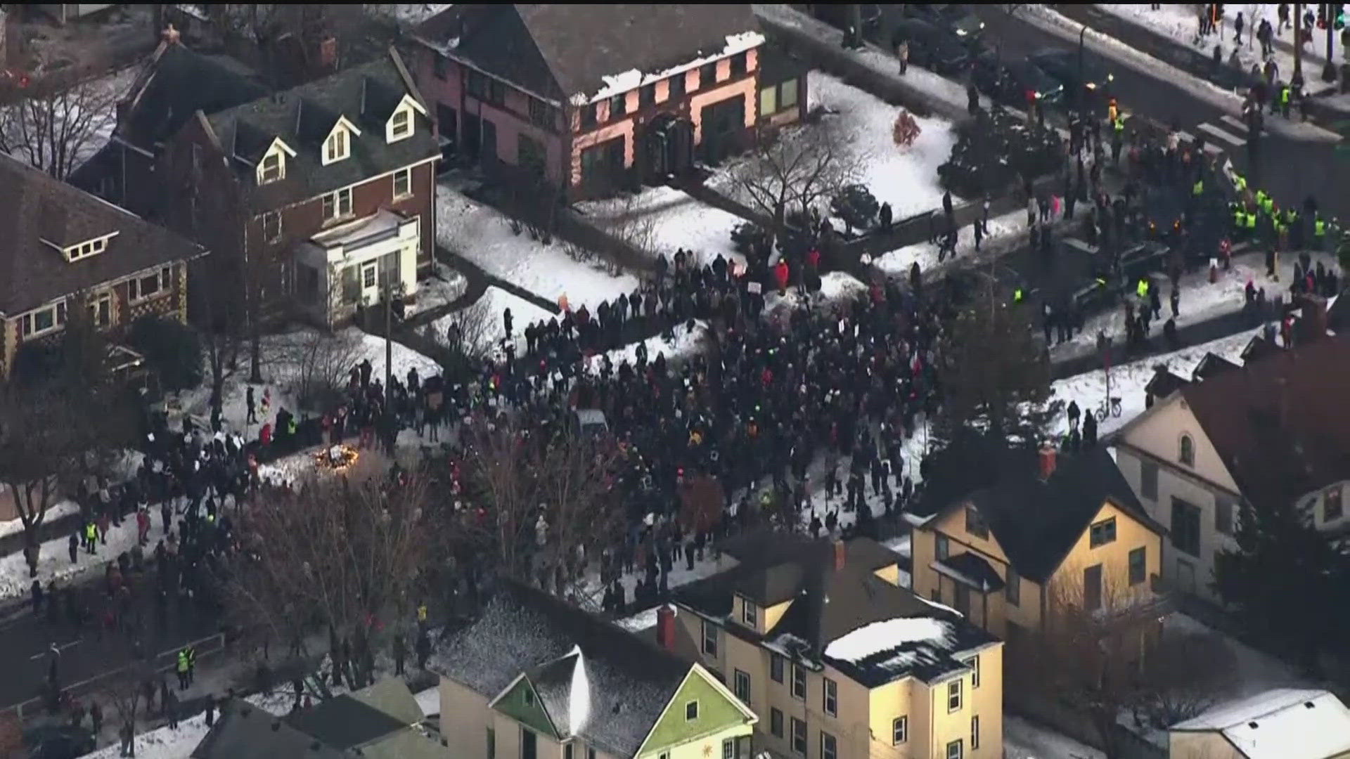 Crowds fill streets to hold vigil for 37-year-old woman killed by ICE ...