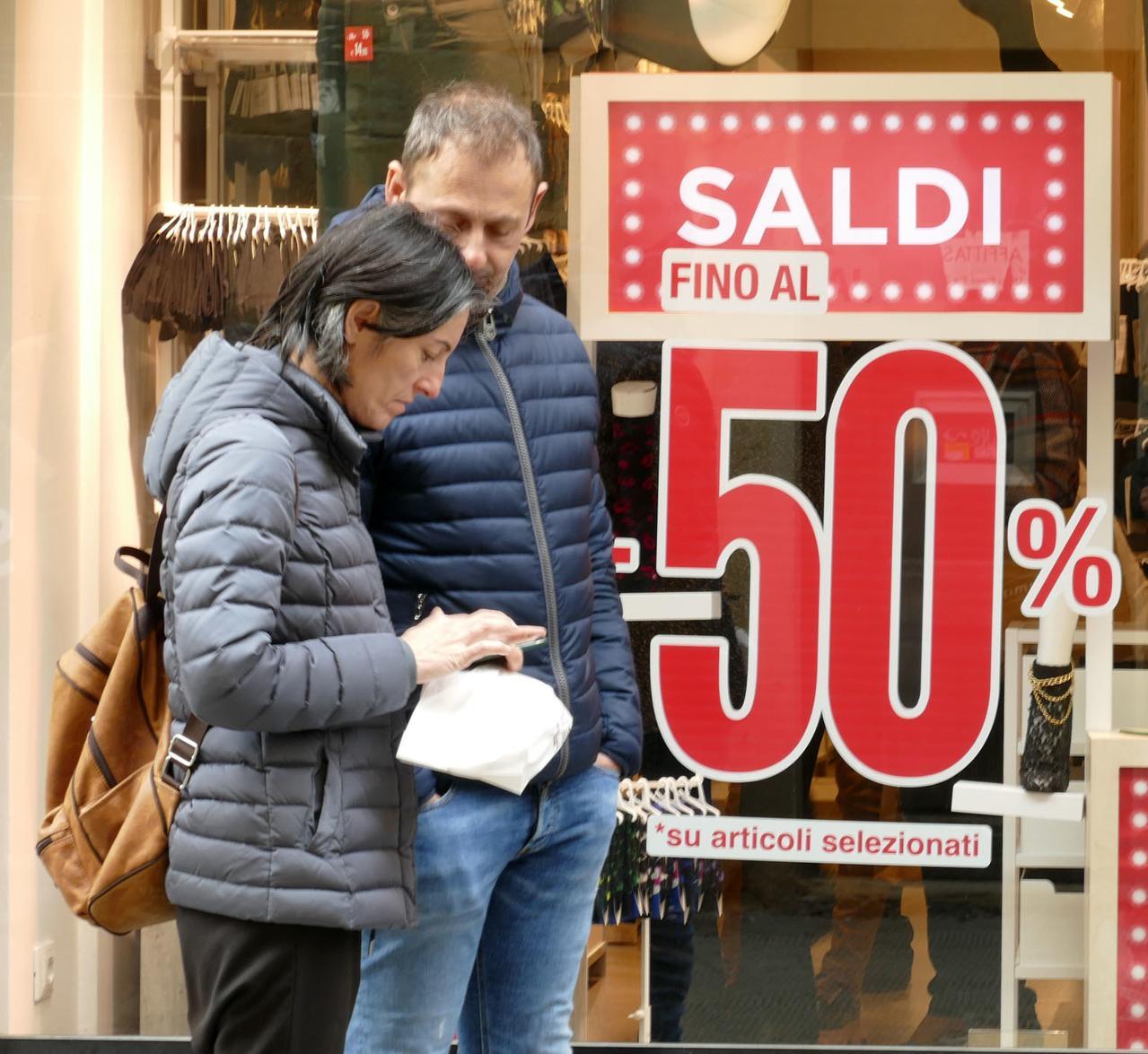 I saldi sono già in difficoltà: "Pesa anche il maltempo"