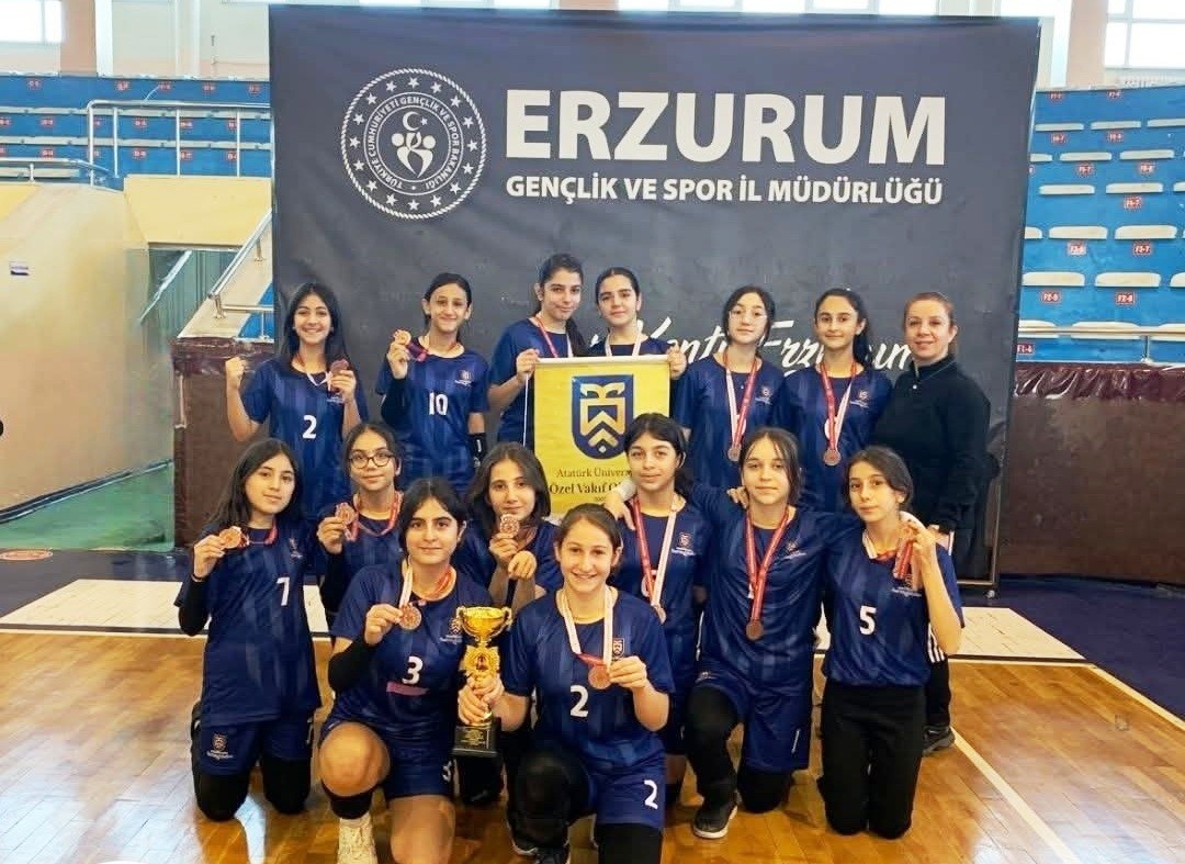 Atatürk Üniversitesi Vakıf Okulları küçük kızlar voleybol takımı il ...