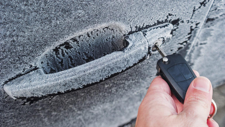 Ein einfacher Trick mit Klebeband, den jeder Autofahrer im Winter zu ...