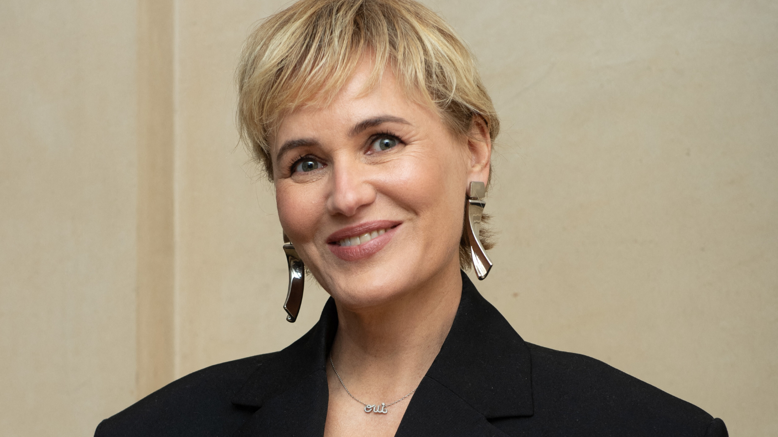 Judith Godrèche (53 ans) ne jure que par cette crème culte qui lisse la ...