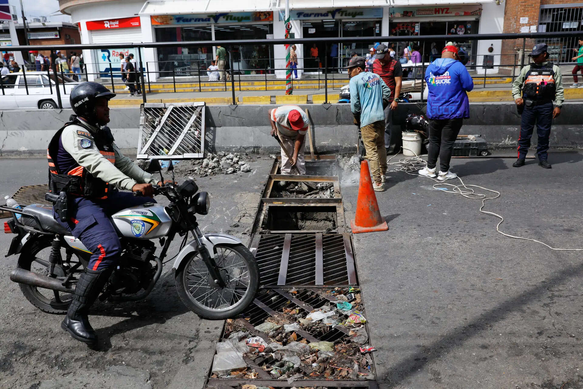 A majority of Venezuelans struggle to pay for food, poll shows