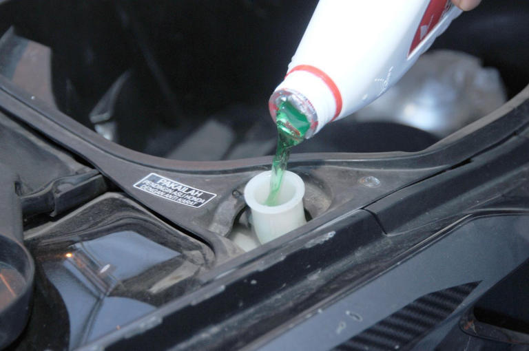 Cairan radiator mobil tidak disarankan diganti air biasa saja