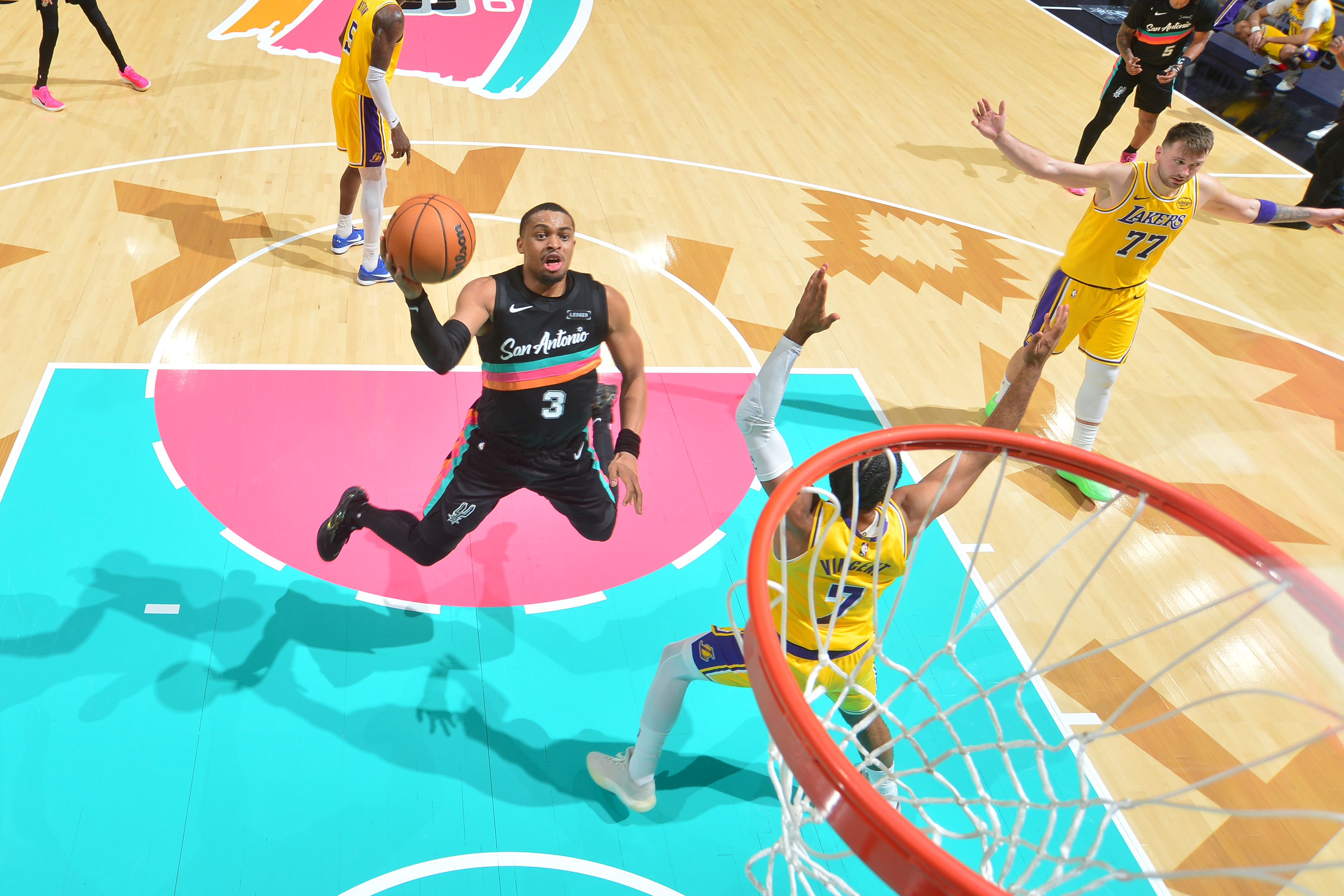 Spurs snap two-game losing streak in win over Lakers