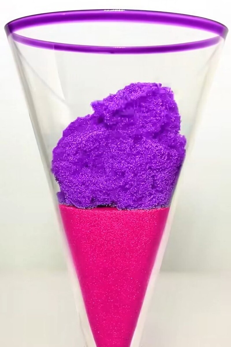 Layered kinetic sand in glass