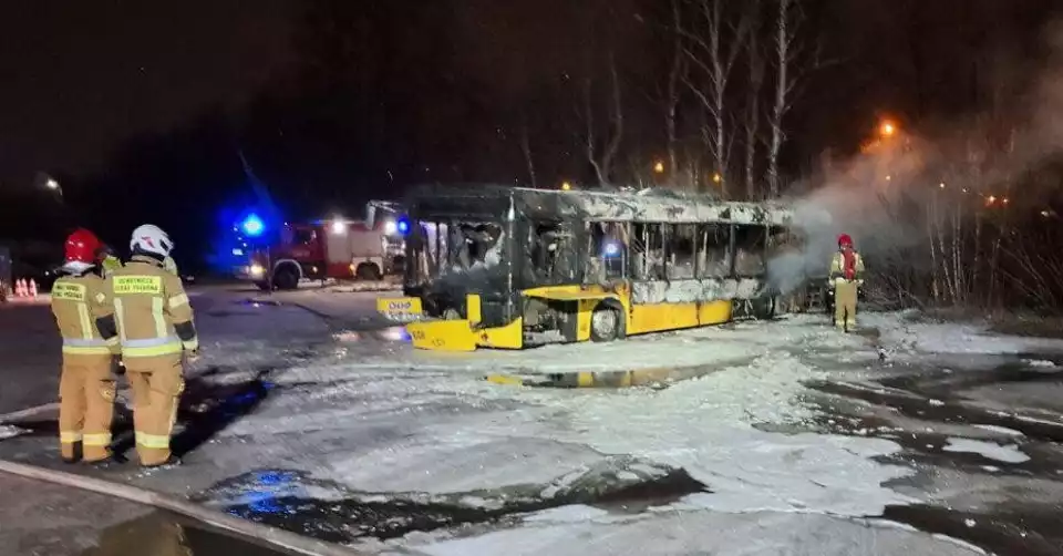 Nocny pożar autobusu na zajezdni w Katowicach. Solaris spłonął doszczętnie