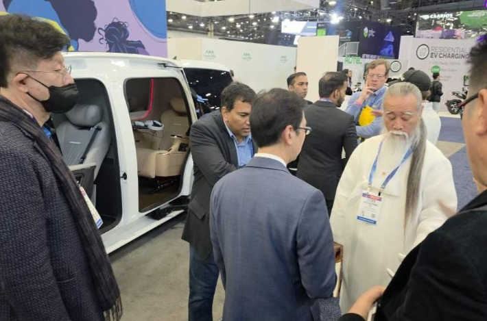 CES에 등장한 흰 도포에 백발 남성