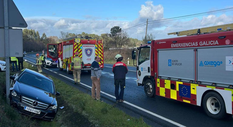 Pérdida de carga, salida de vía y accidente por alcance, en Lalín