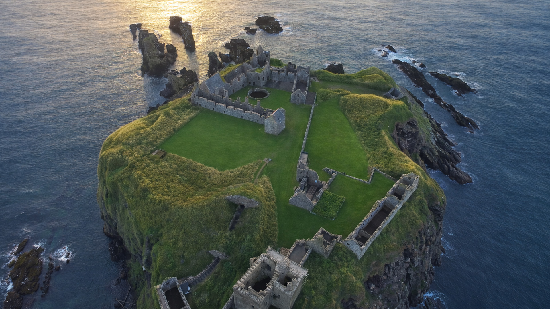 ¿Te animarías a explorar este castillo en el acantilado?