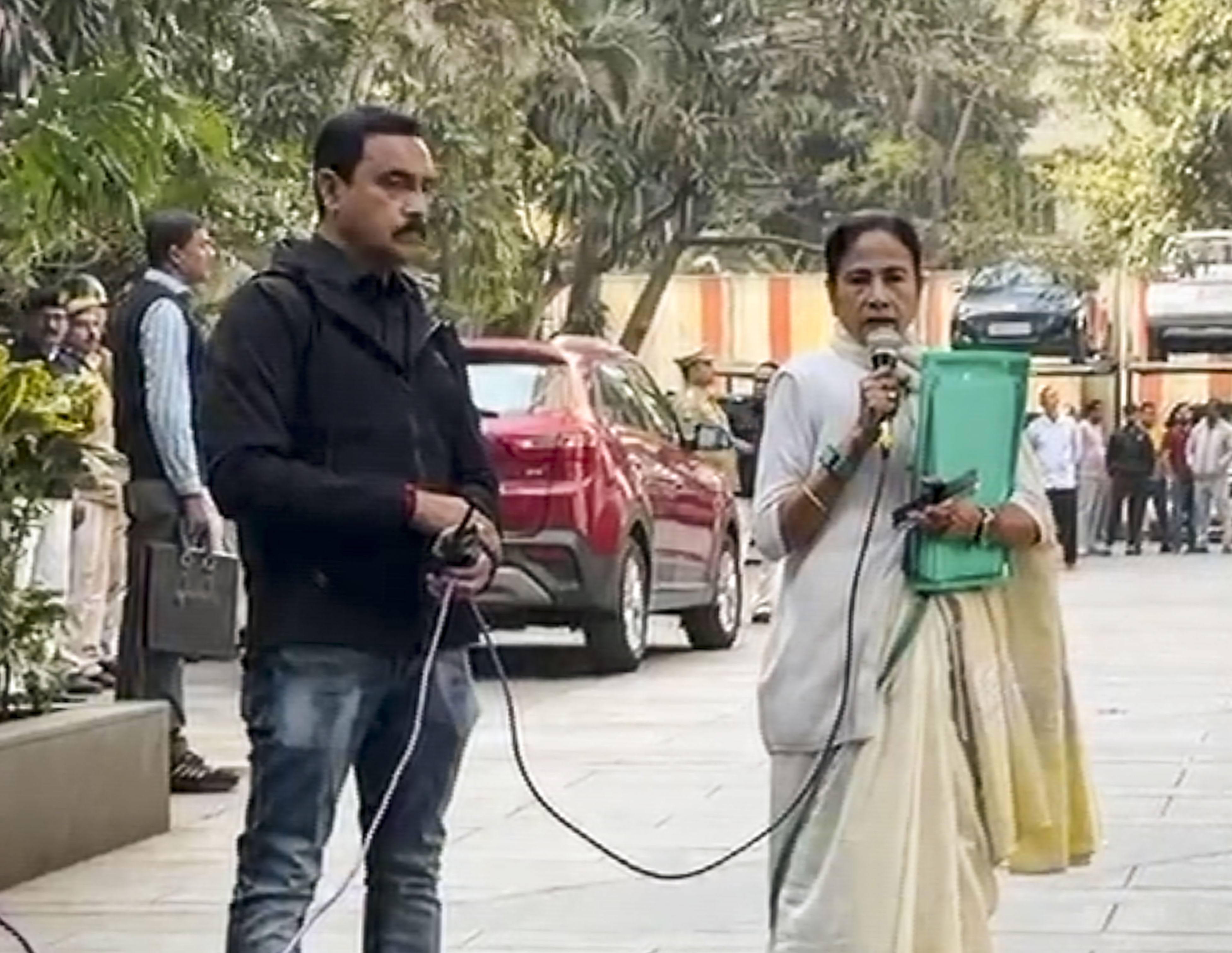 Mamata storms I-PAC chief’s Kolkata home amid ED search, alleges bid to ...