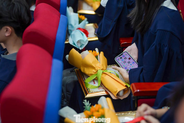 Toàn cảnh nâng bước thủ khoa 2025 và 10 năm gieo mầm tri thức cho sinh ...