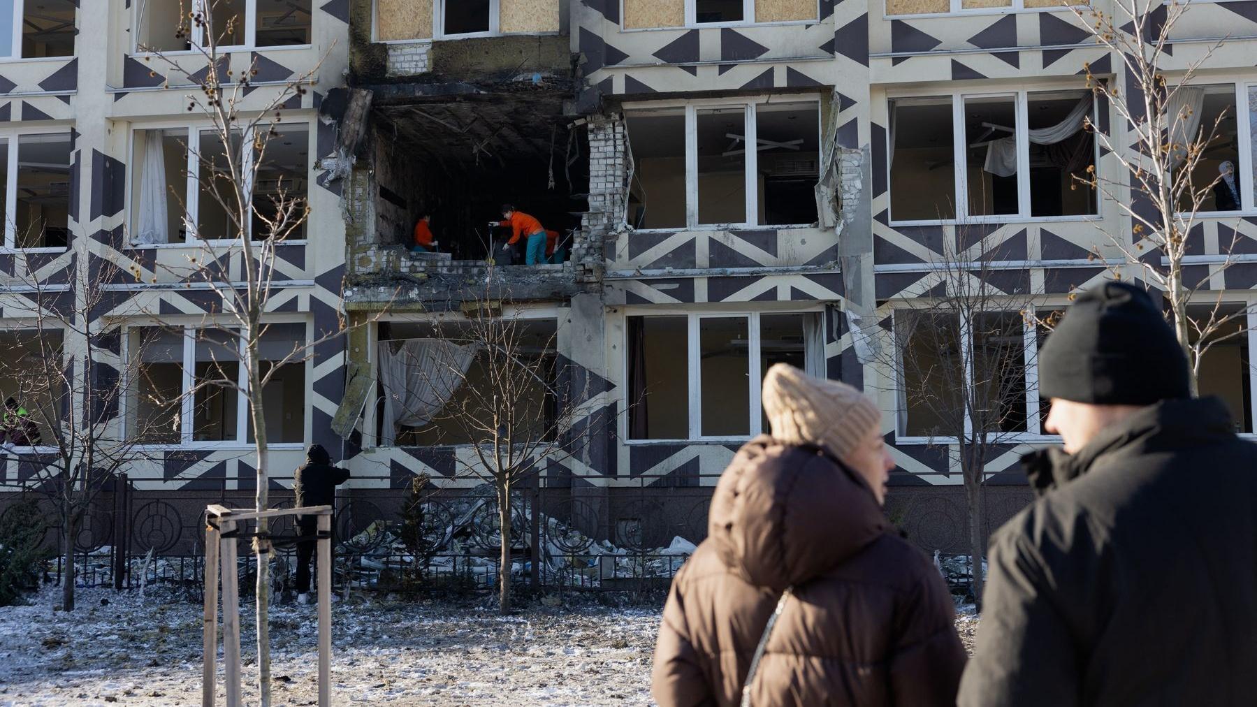 Kyiv under fire: two dead and clinic damaged in Russian attacks