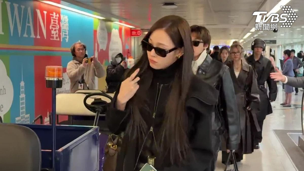 金唱片倒數!韓團ADP+ARRC「同班機來台」 現身桃機親切揮手