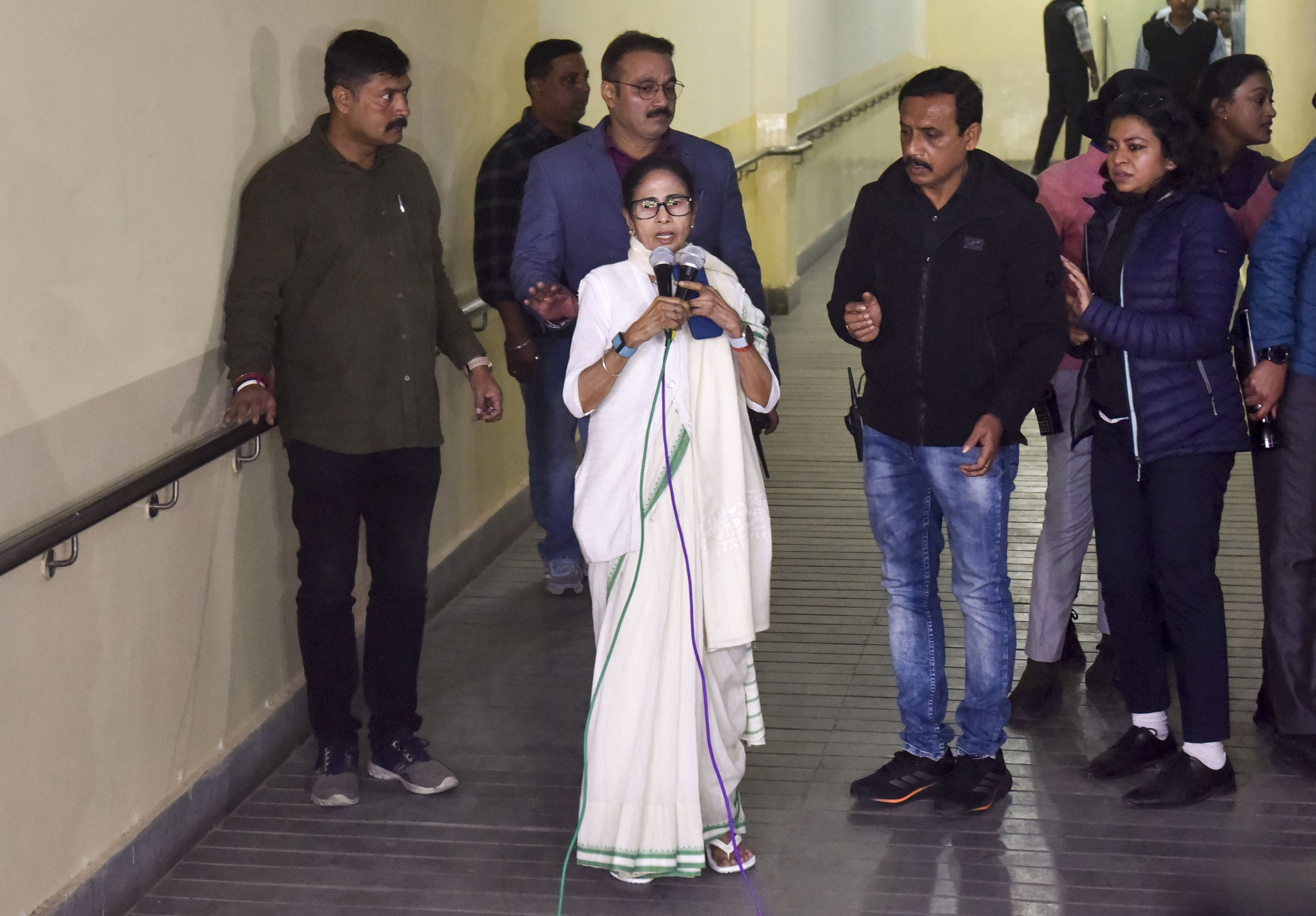 Mamata storms I-PAC chief’s Kolkata home amid ED search, alleges bid to ...