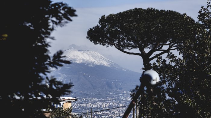 Freddo e vento in Campania, neve sul Vesuvio