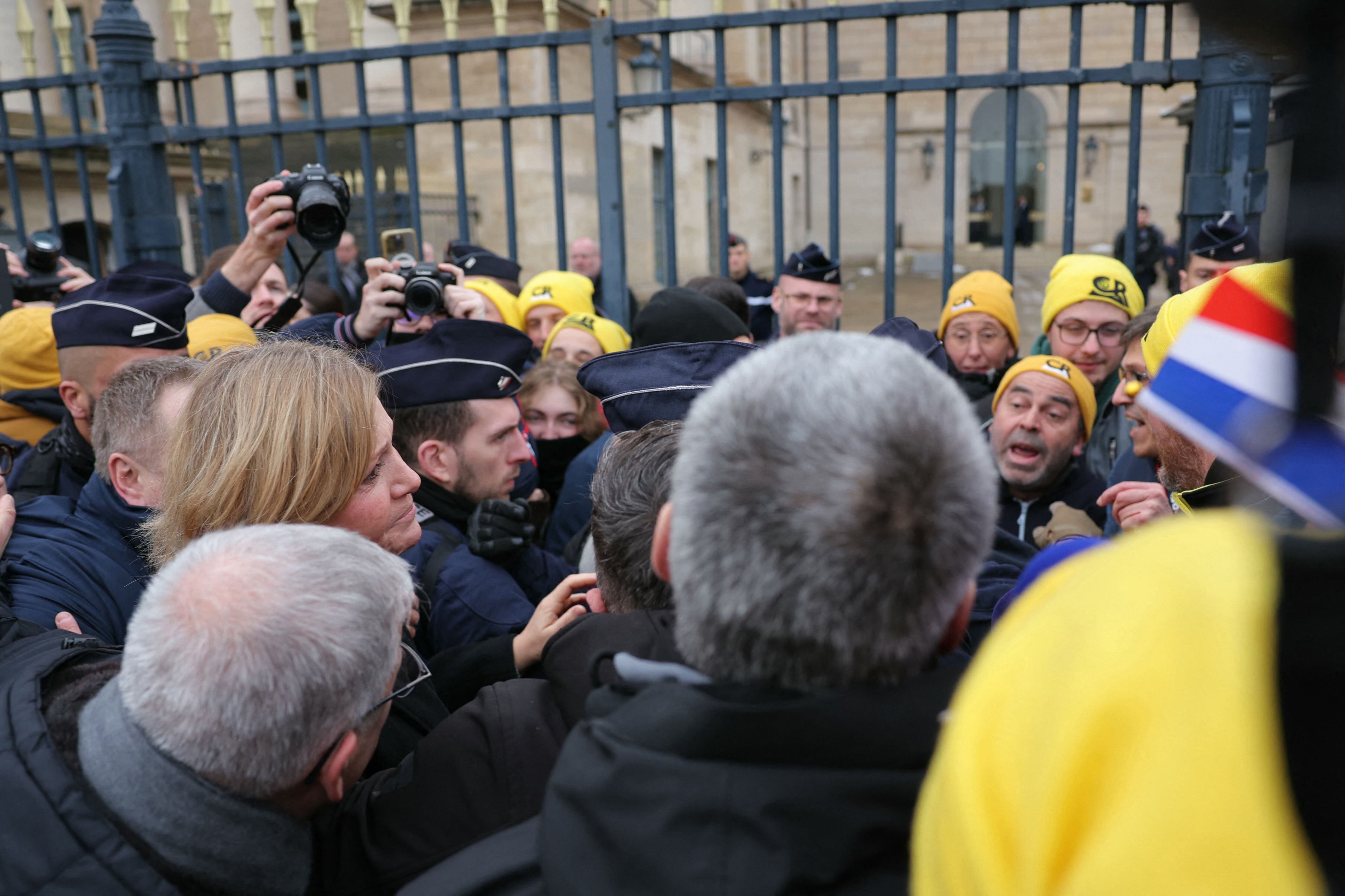 En direct - Colère agricole : partie à leur rencontre, Yaël Braun-Pivet ...