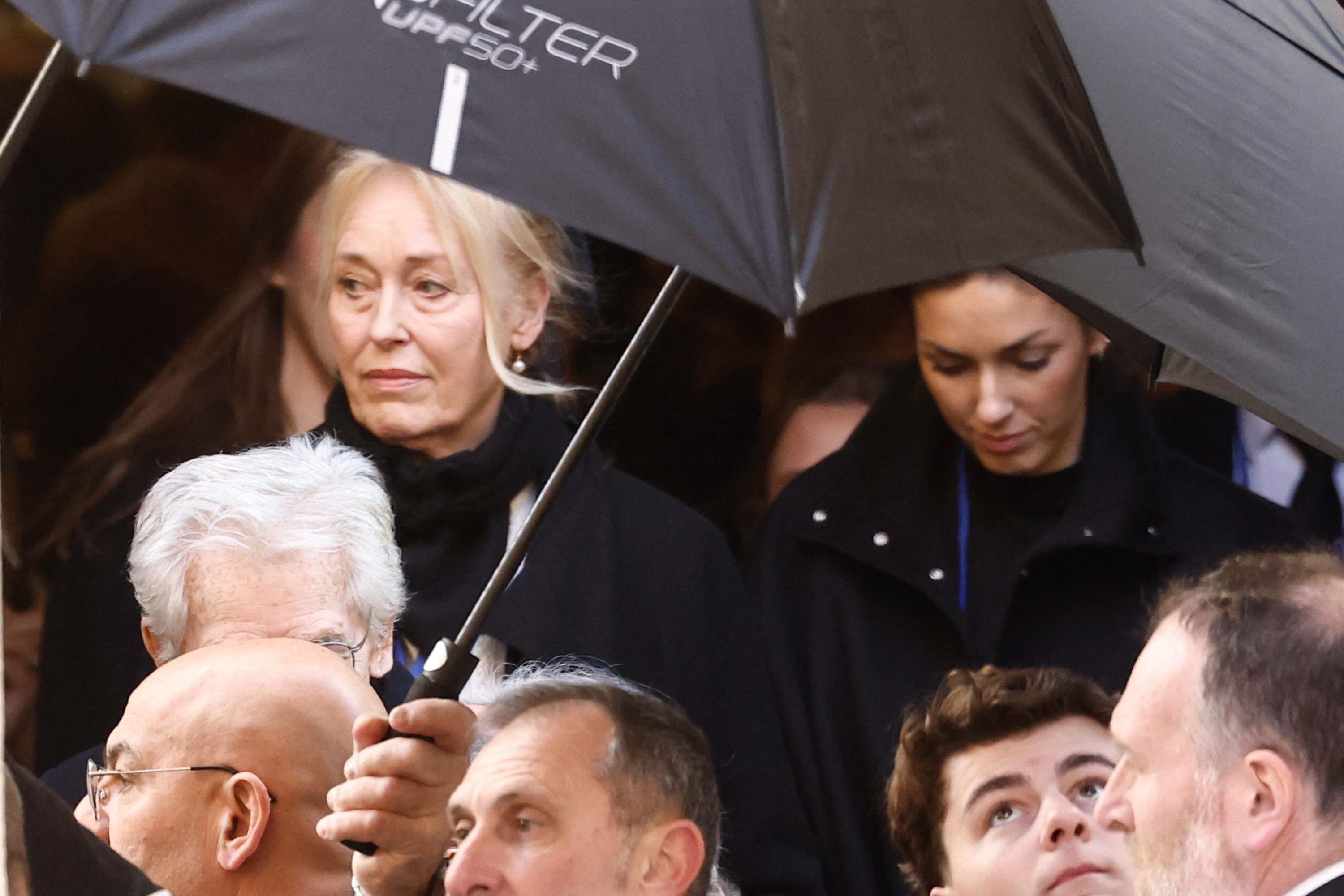 Aux obsèques de Brigitte Bardot, son fils Nicolas épaulé par sa femme ...