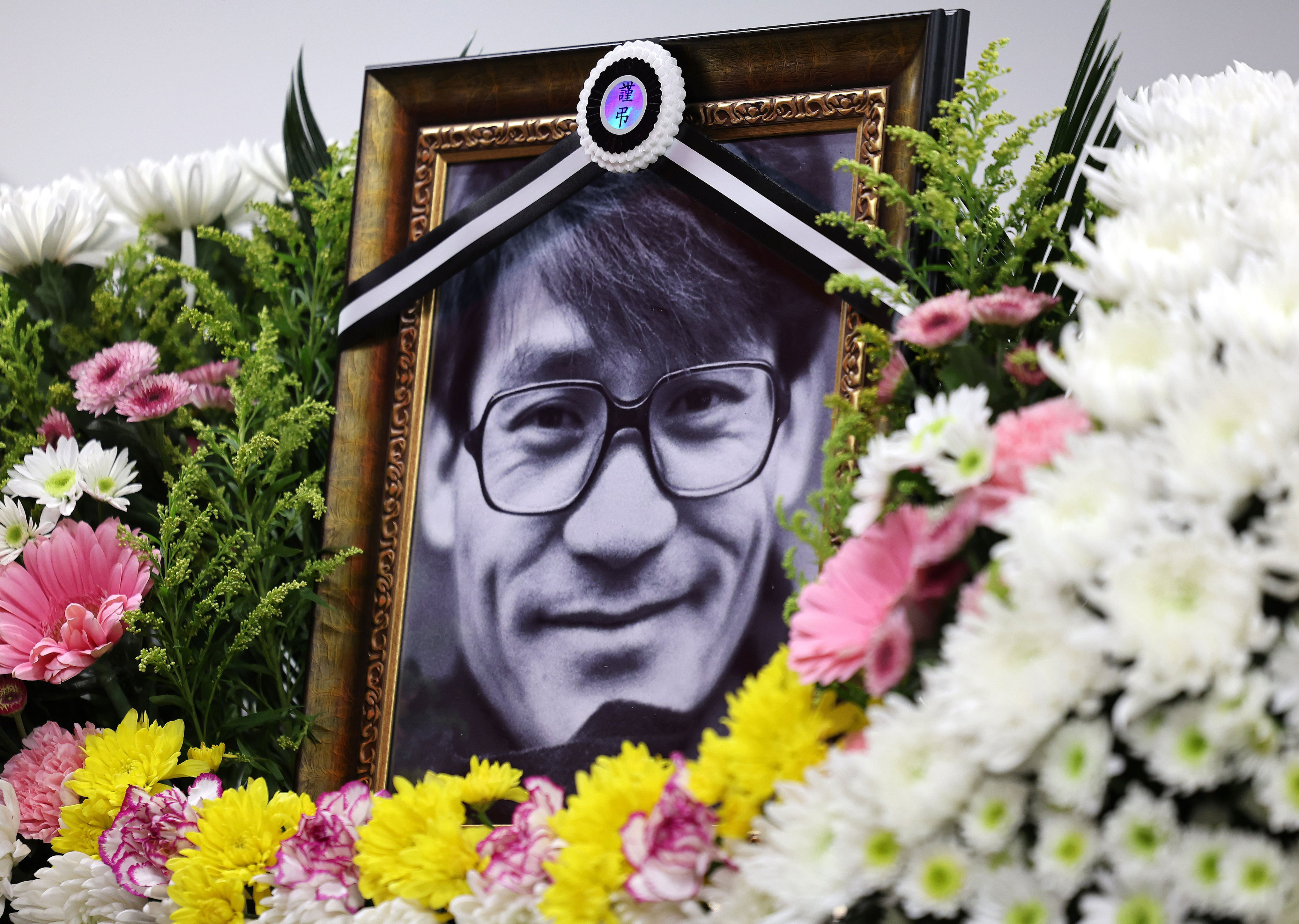 Ahn Sung-ki's farewell: Film stars as pallbearers