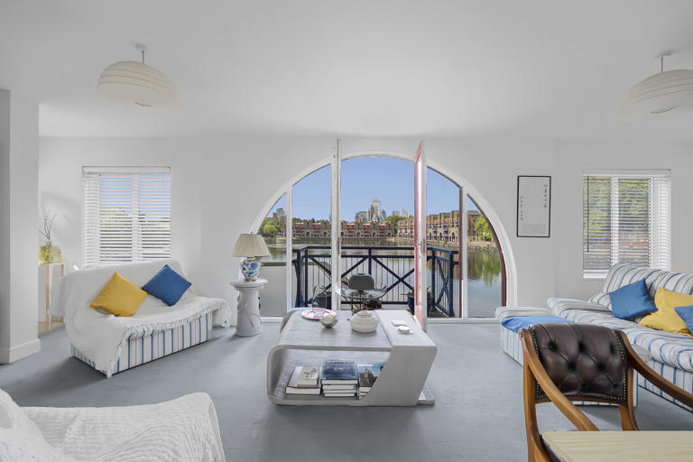 Postmodern 'Venetian palazzo on the Thames' for sale for £1.25 million