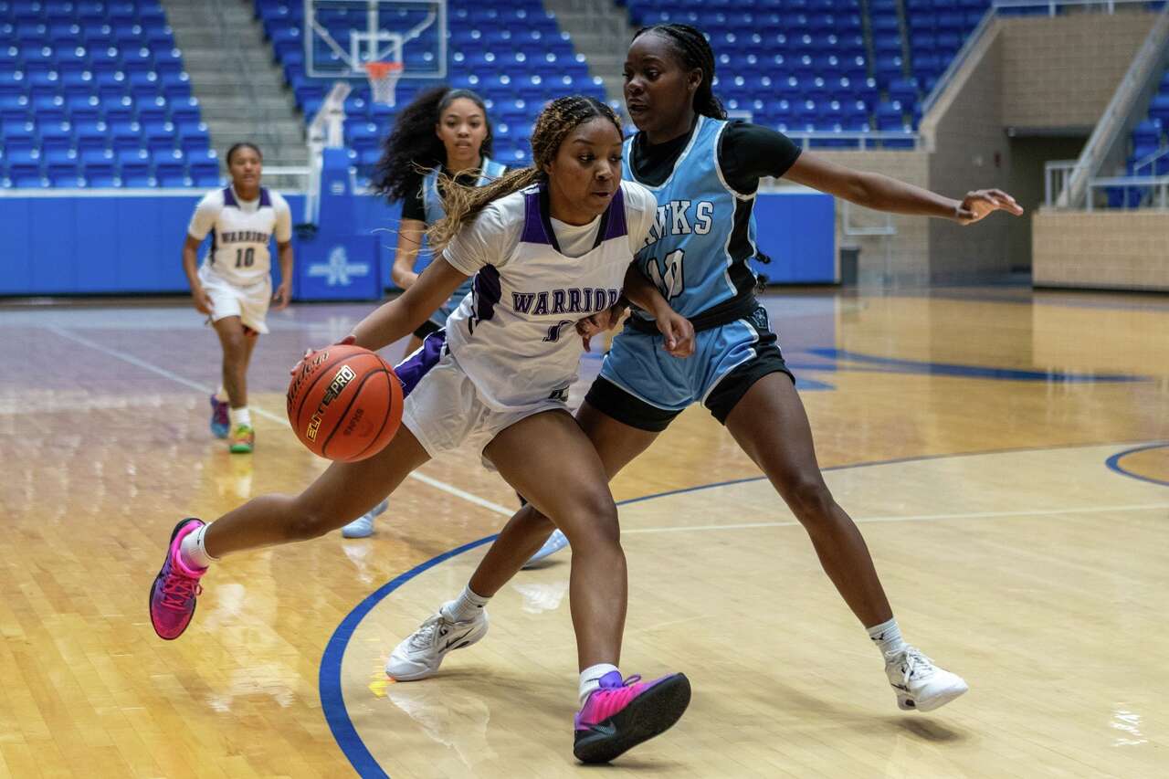 Trinity Dixon, T'anna Evans lead Warren girls to key 28-6A win over Harlan