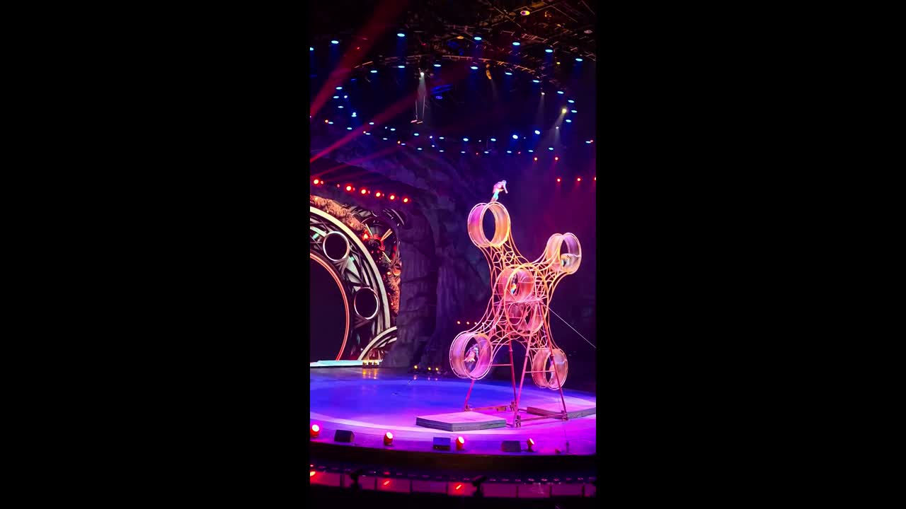 Acrobat falls during rotating space wheel performance in Jiangsu, China