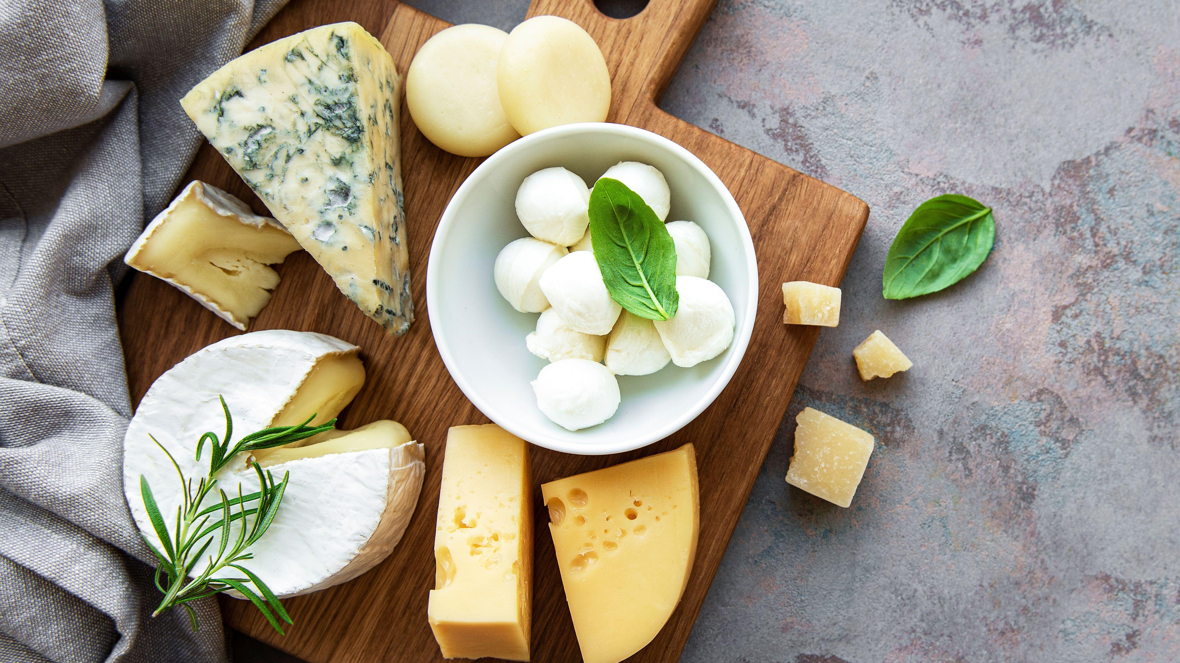 Najlepszy ser przy odchudzaniu zdaniem dietetyka. Wcale nie twaróg
