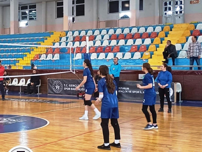 Atatürk Üniversitesi Vakıf Okulları küçük kızlar voleybol takımı il ...