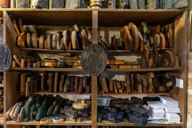 La bottega romagnola che stampa a mano tovaglie e tele da duecento anni