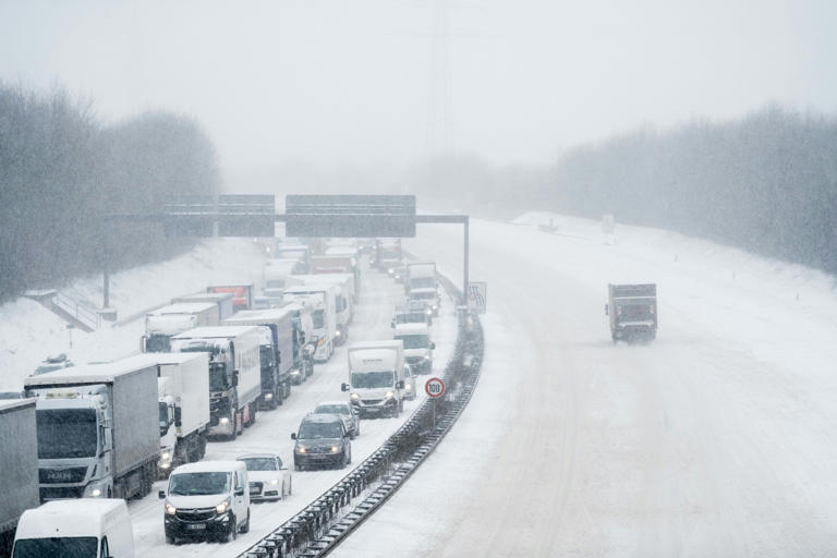 Extremer Wintersturm: Blizzard bringt Blitzeis und Schnee – Deutsche ...
