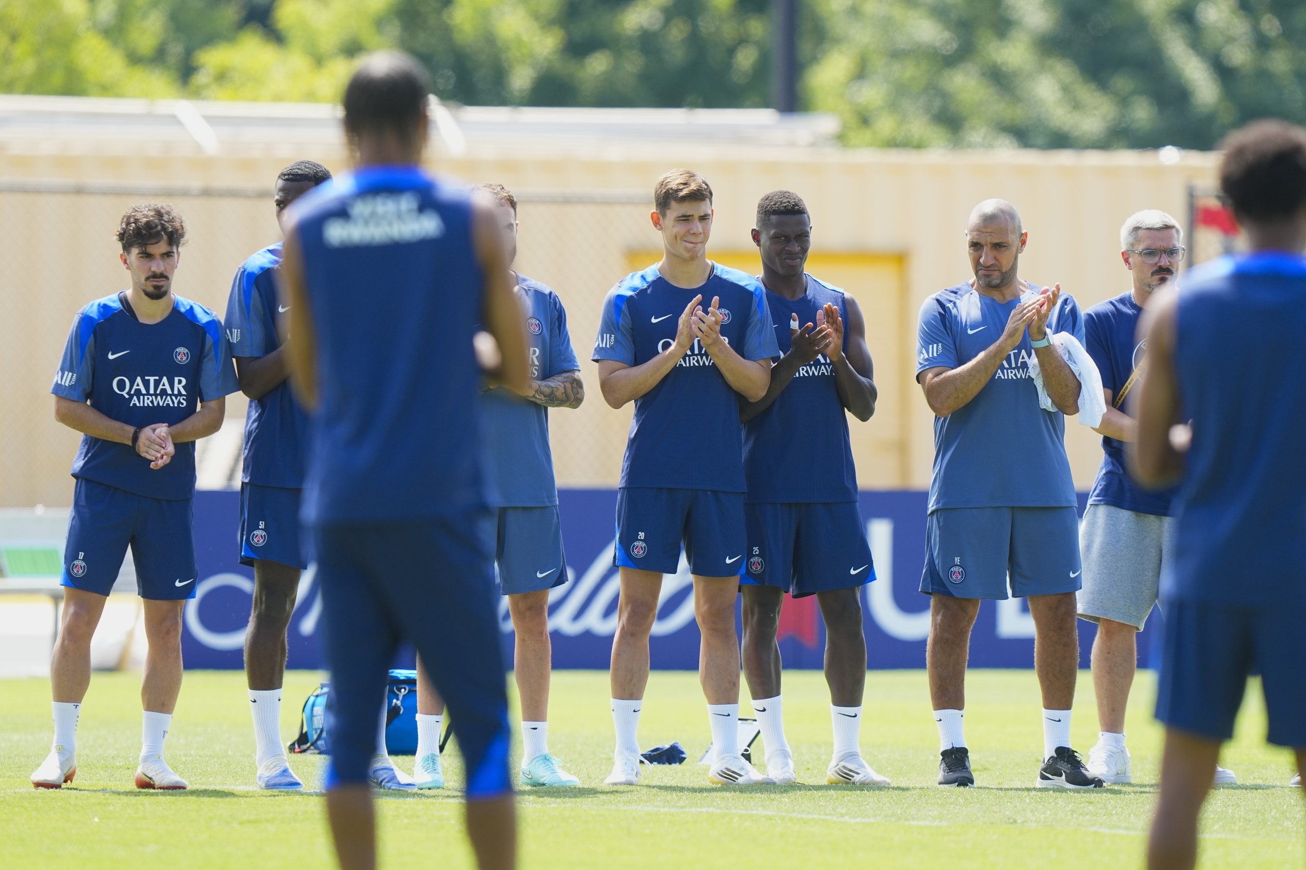 Mercato – L’Ajax Amsterdam cherche un milieu et lorgne au PSG