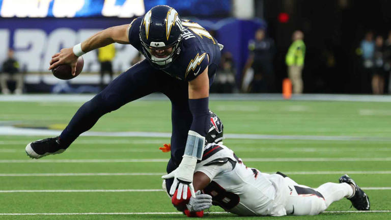 Chargers QB Justin Herbert details swelling, hand injury before ...