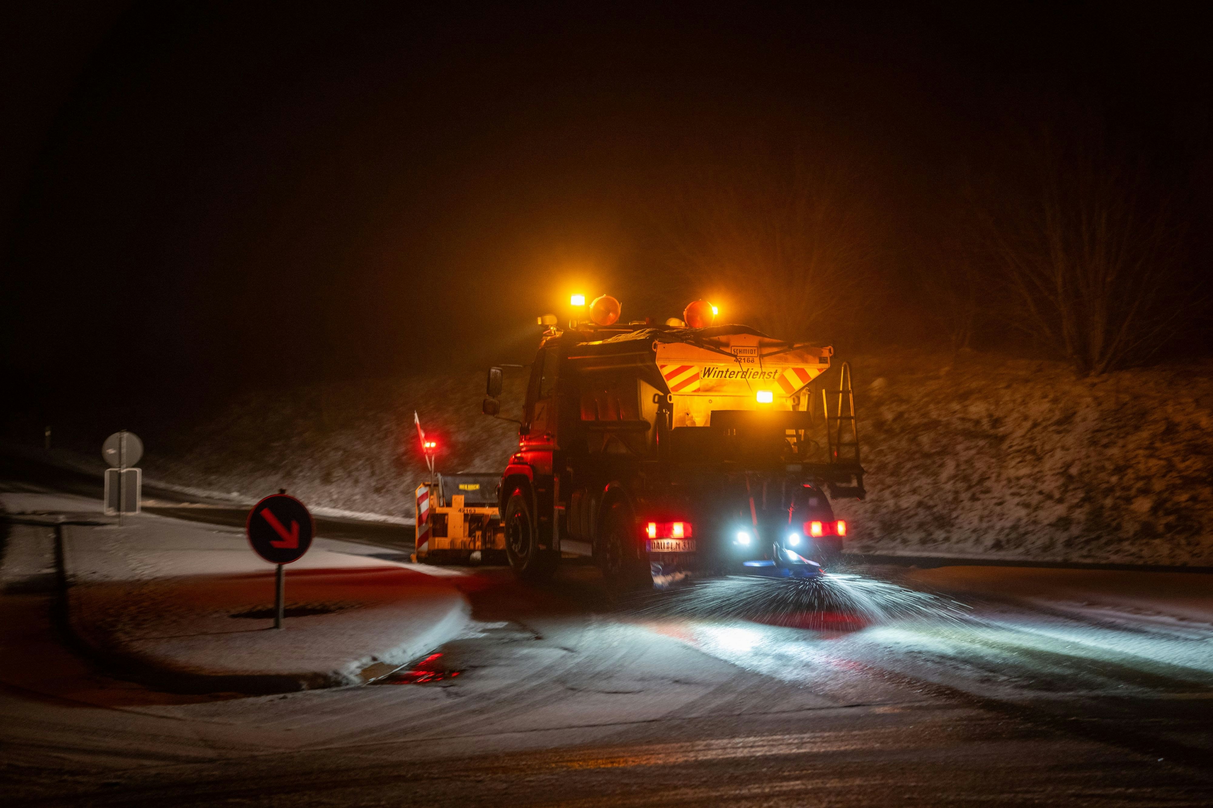 Extremer Wintersturm: Blizzard bringt Blitzeis und Schnee – Deutsche ...