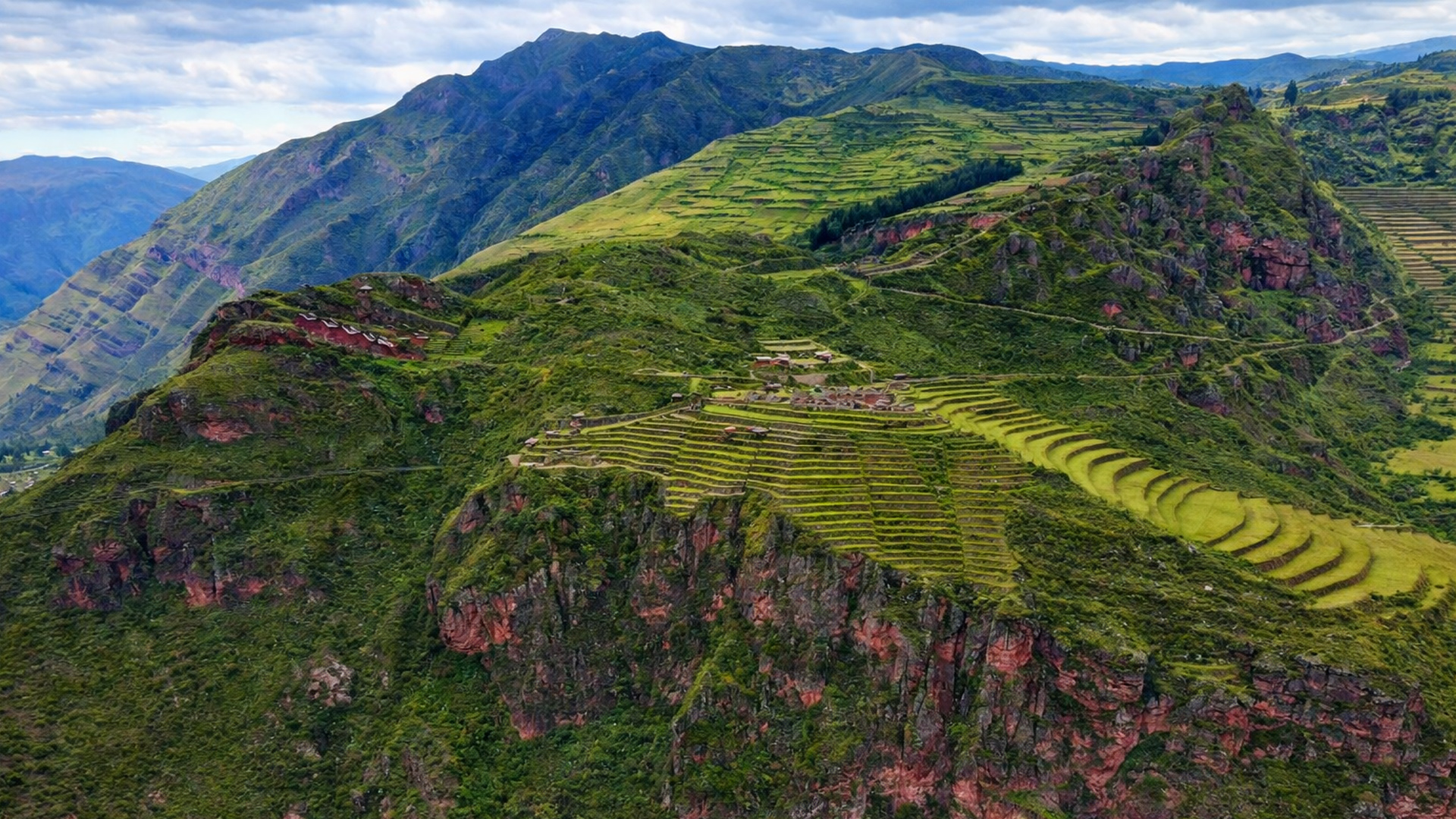 Rovine di Pisac tra montagne e muri di pietra
