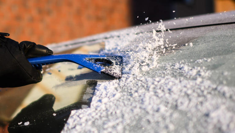 Scheibe nicht freigekratzt: Autofahrer fährt drei Personen im Leipziger ...