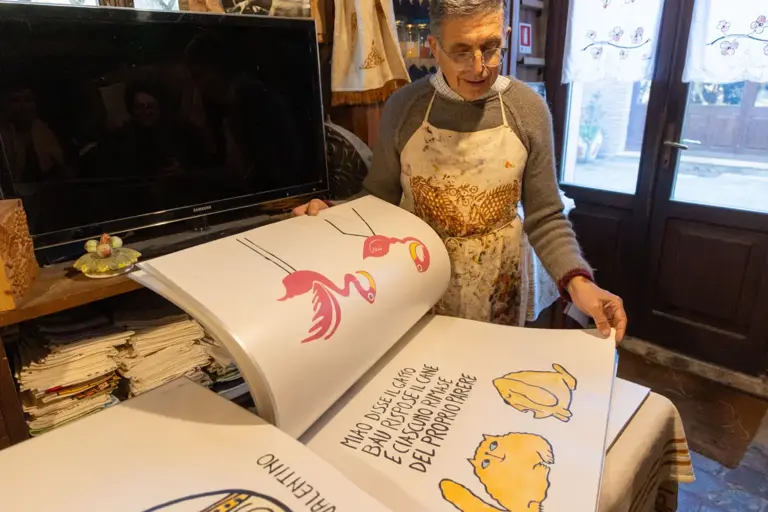 La bottega romagnola che stampa a mano tovaglie e tele da duecento anni