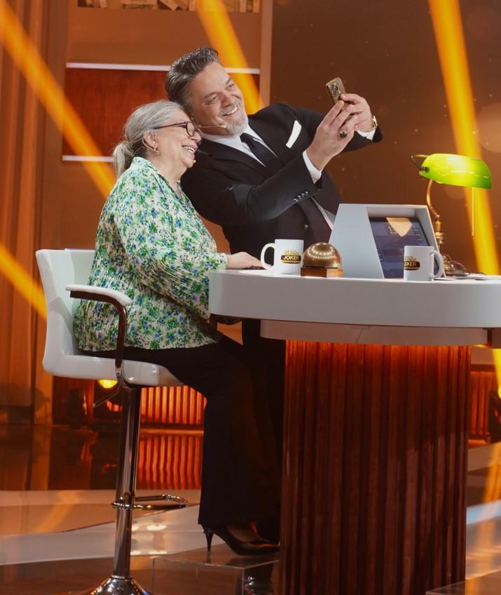 Beyaz yine formunda... Stand-up şov!