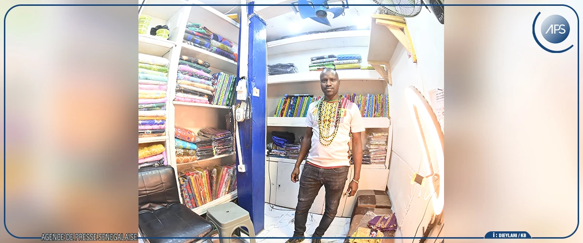 CAN 2025 : au marché malien de Dakar, des supporters des Aigles lancent ...