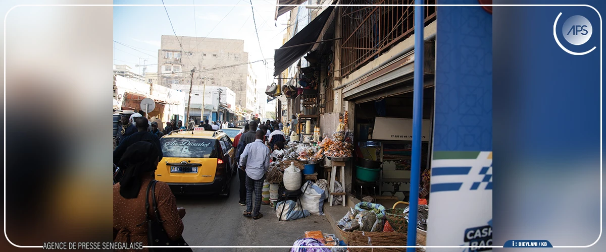 CAN 2025 : au marché malien de Dakar, des supporters des Aigles lancent ...