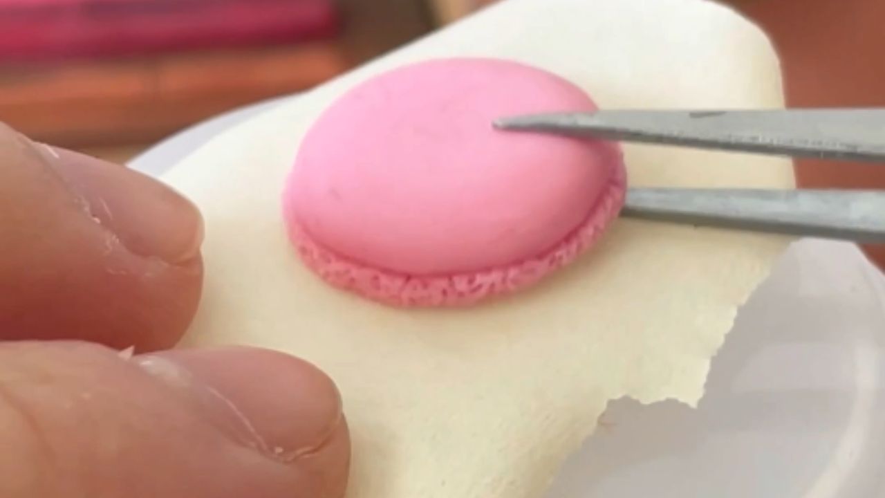 French artist unveils the art of making hyper-realistic miniature ...