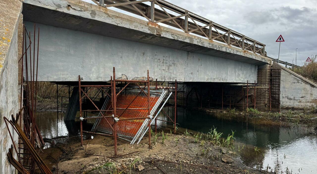 A rischio il ponte sul fiume, scatta l'allarme