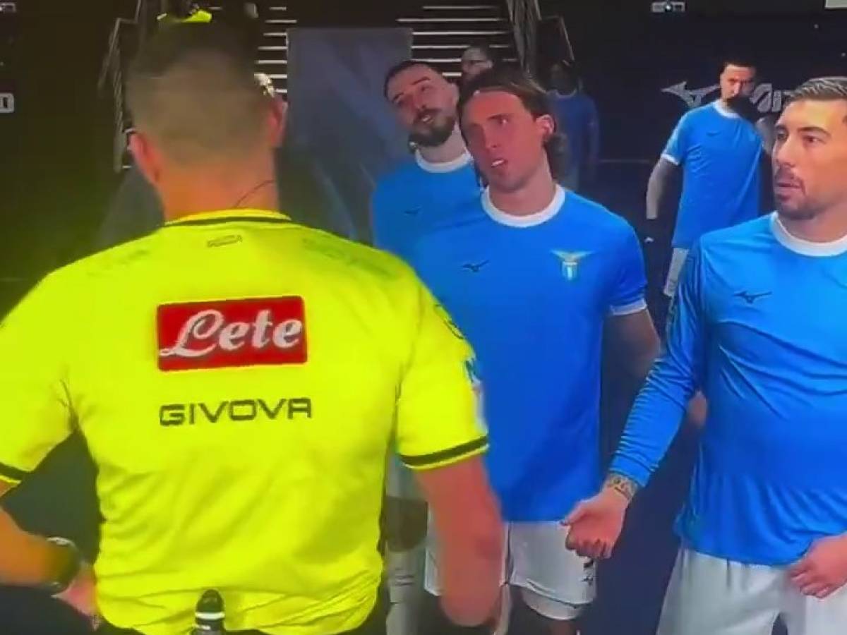 È imbarazzante. Il colloquio nel tunnel tra l'arbitro Sozza e i ...